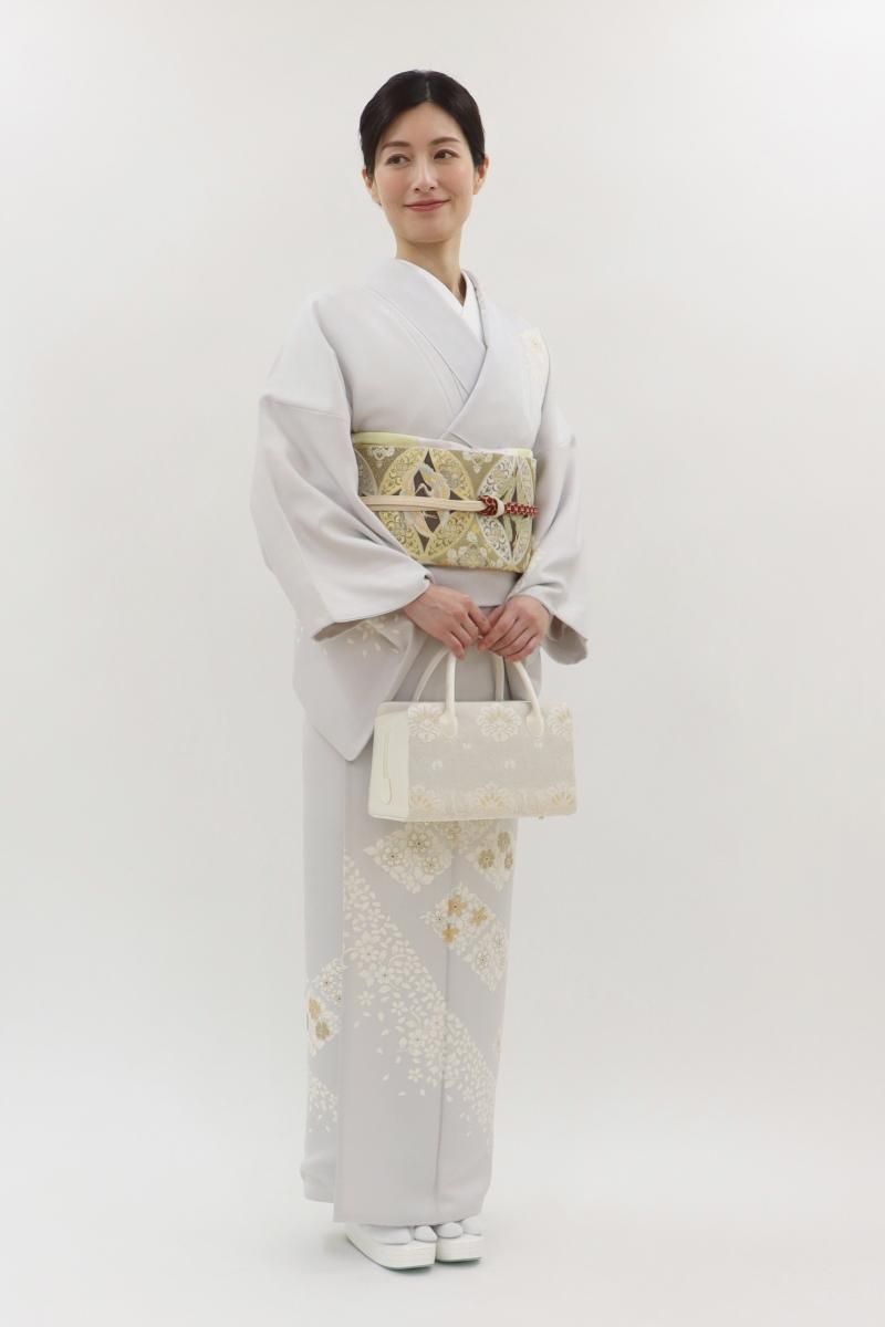 銀座【B-4054】訪問着 銀鼠色 花唐草の菱に桜の花弁(落款入 銀座【B-4054】訪問着 銀鼠色 花唐草の菱に桜の花弁(落款入